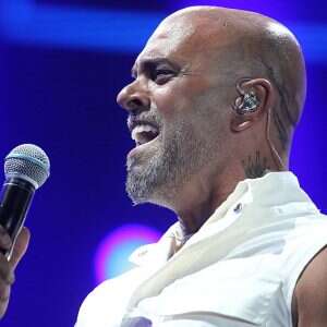 Israeli singer Eyal Golan pauses performance, faints shortly after ...