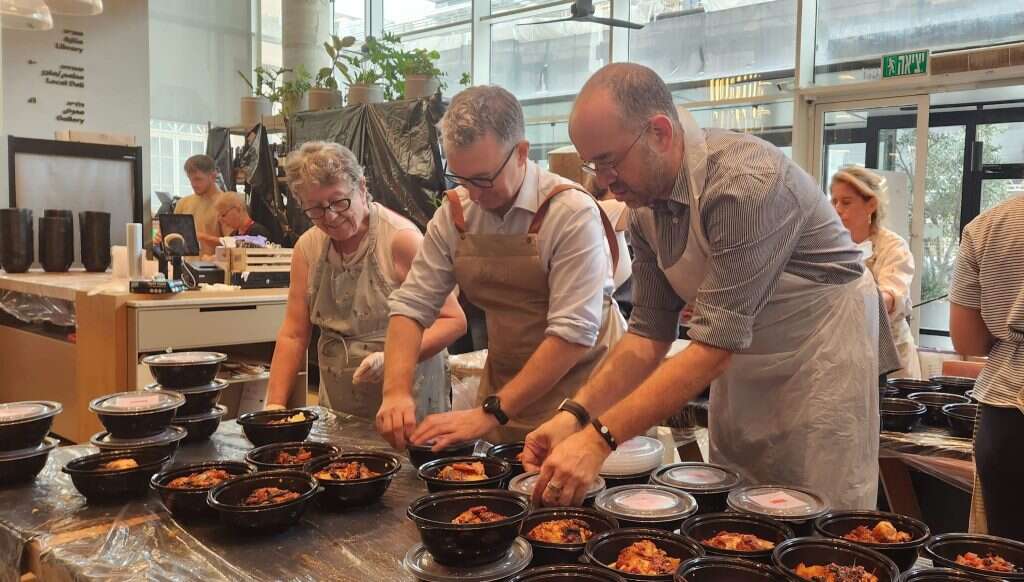 UK ambassador volunteers at Culinary Institute of Israel to help those ...
