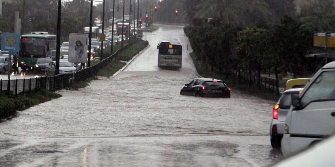 סופת ביירון Storm Byron Hits Israel: Flood Warnings and Heavy Rain ...